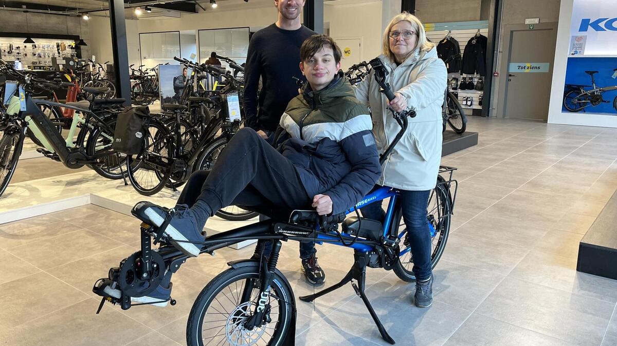 Beter (en veiliger) dan achterop zitten: Kenzo (18) en mama krijgen elektrische tandem in ...